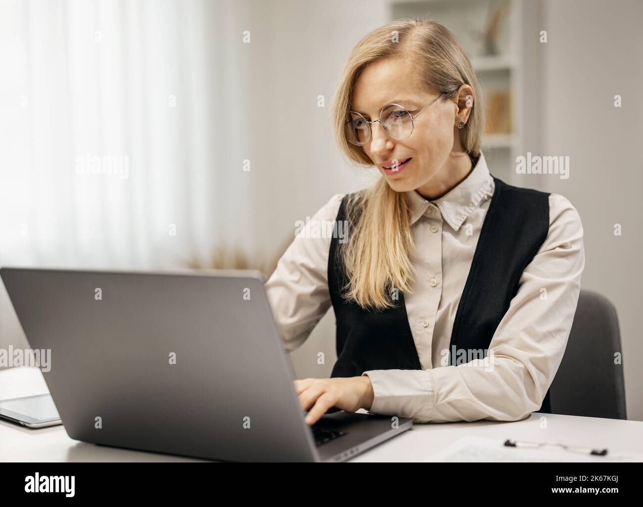 Woman freelance writer hi-res stock photography and images - Alamy