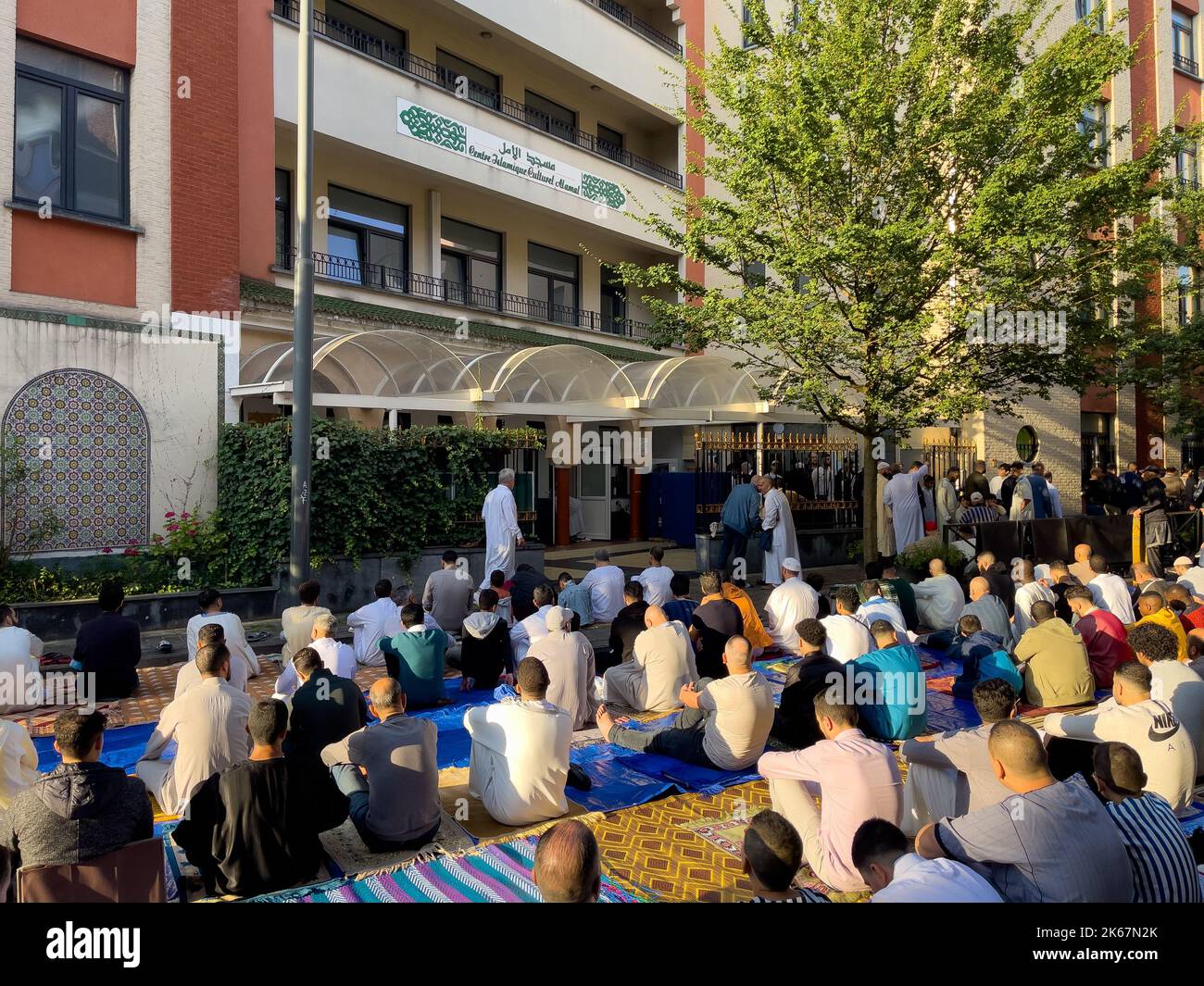 Muslim people praying on the street in Bruxelles Stock Photo - Alamy