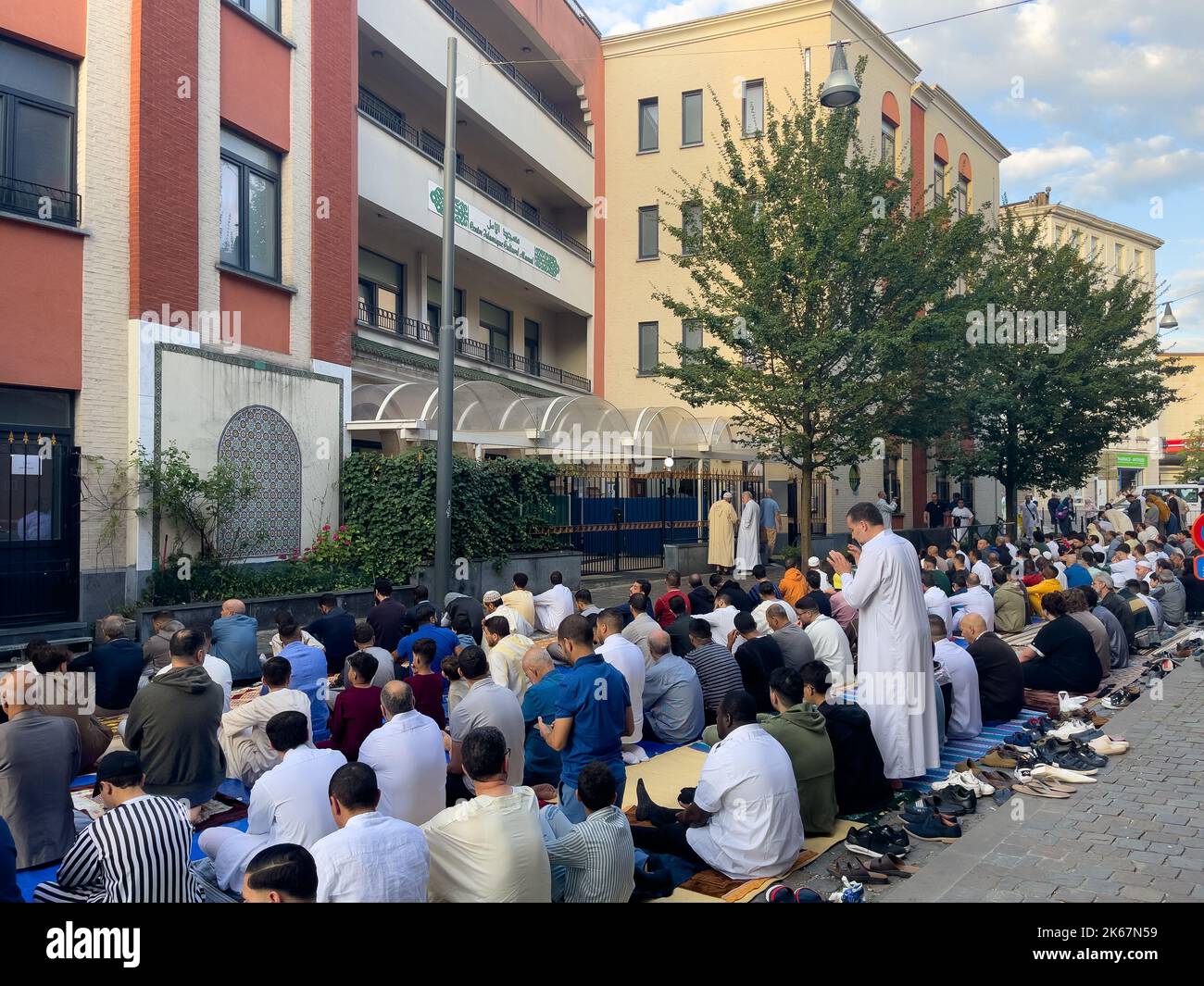 Muslim people praying on the street in Bruxelles Stock Photo - Alamy