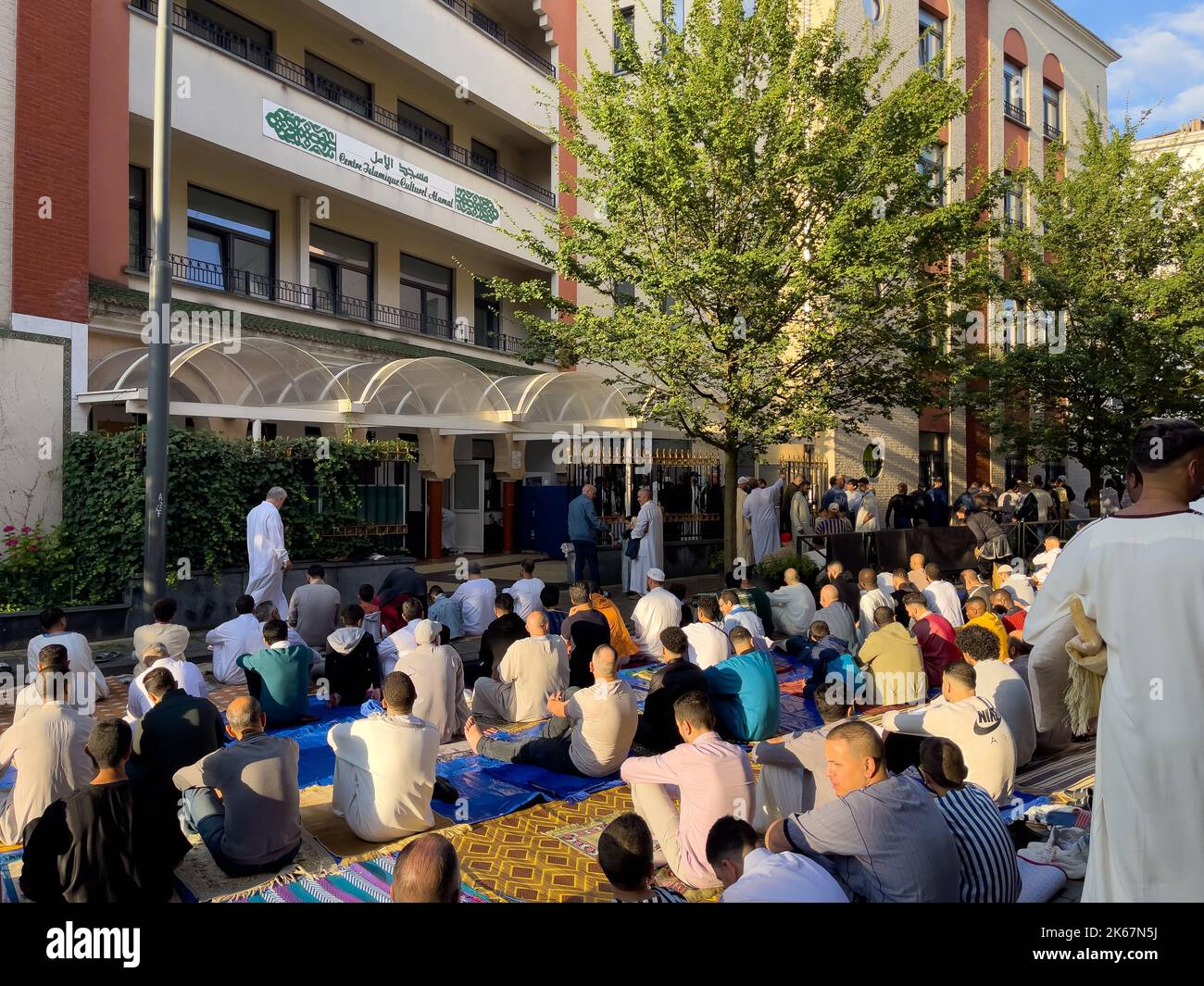 Muslim people praying on the street in Bruxelles Stock Photo - Alamy