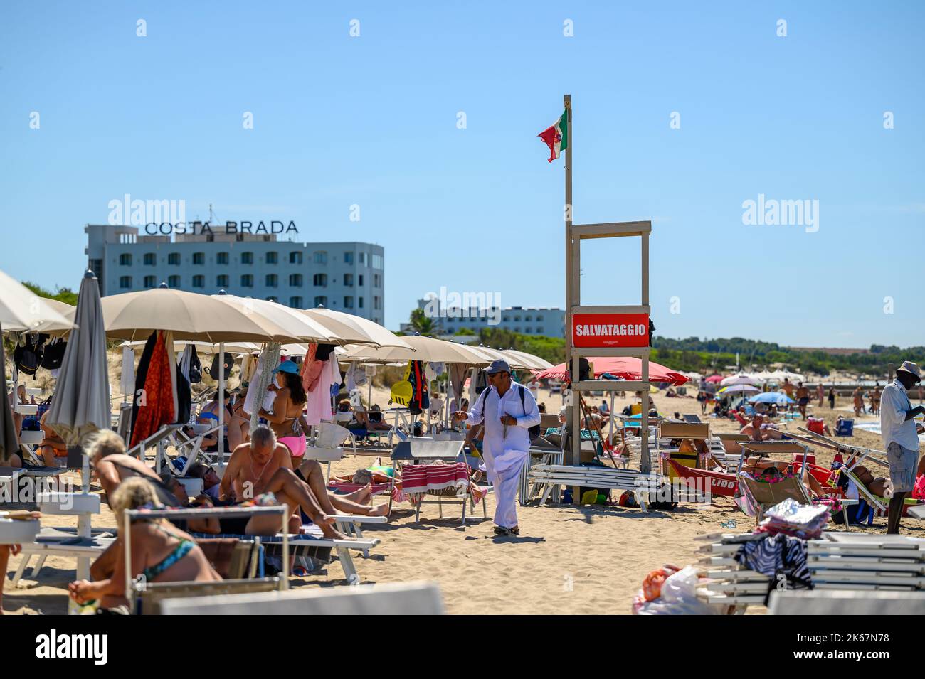 Beachgoers hi-res stock photography and images - Alamy