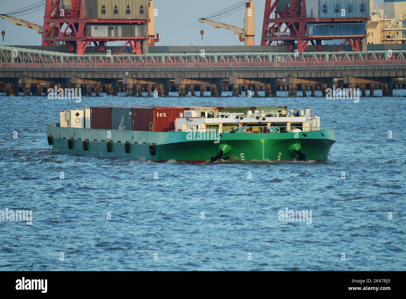 120 teu ship hi-res stock photography and images - Alamy