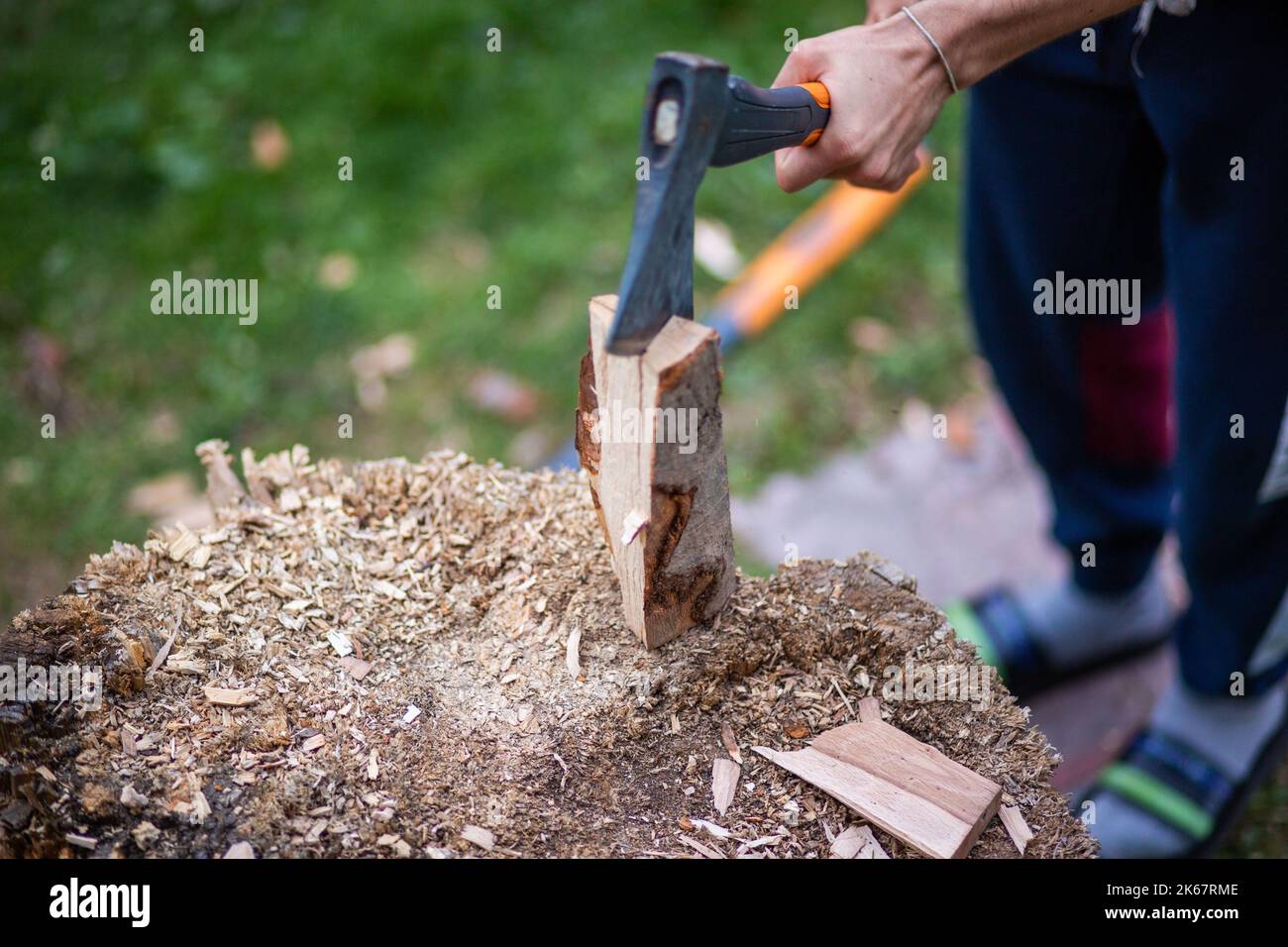 A man splitting wood while using his axe Stock Photo - Alamy