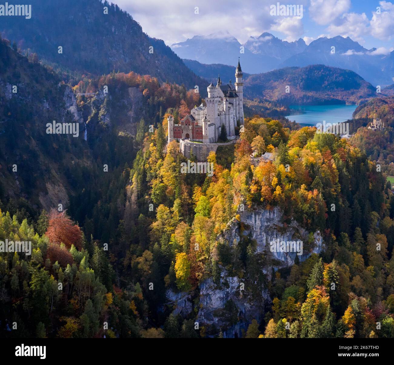 Schloss Neuschwanstein castle in Hohenschwangau with Marien bridge and ...