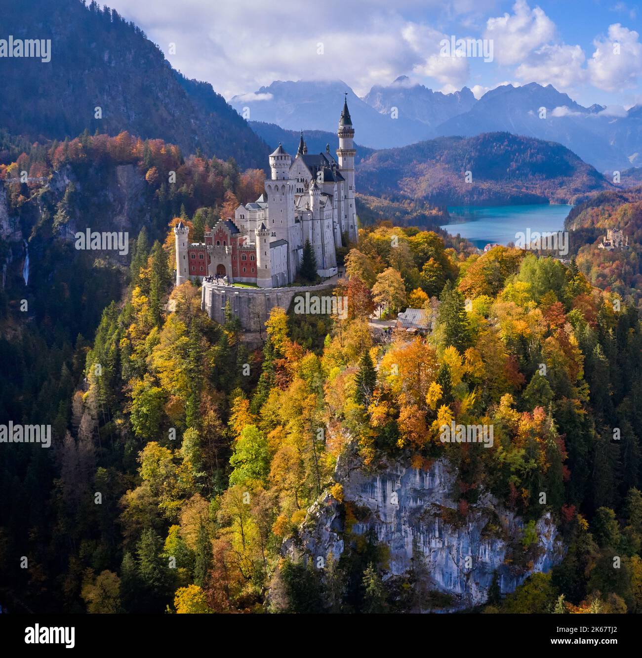 Schloss Neuschwanstein castle in Hohenschwangau with Marien bridge and ...