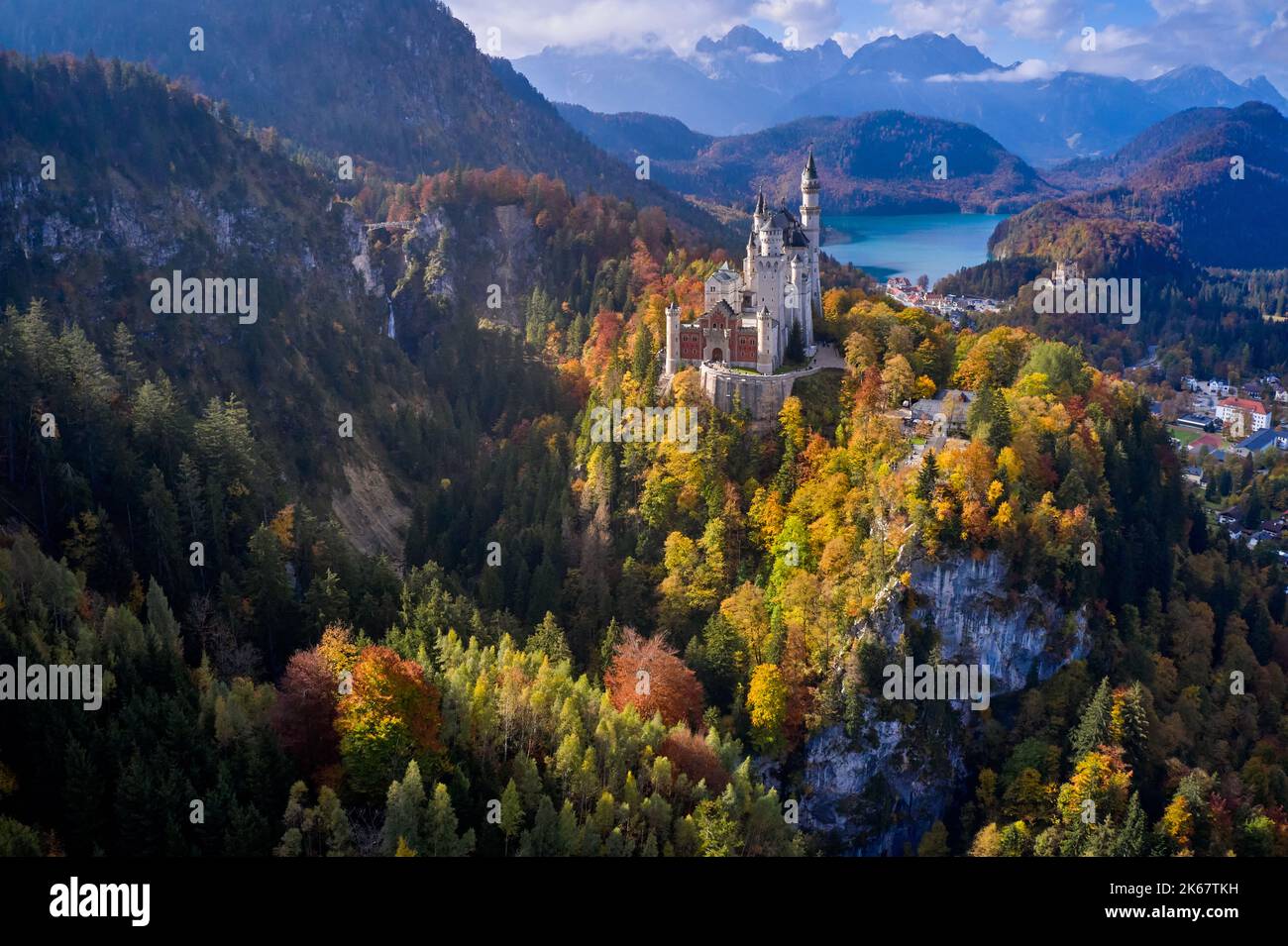Schloss Neuschwanstein castle in Hohenschwangau with Marien bridge and ...