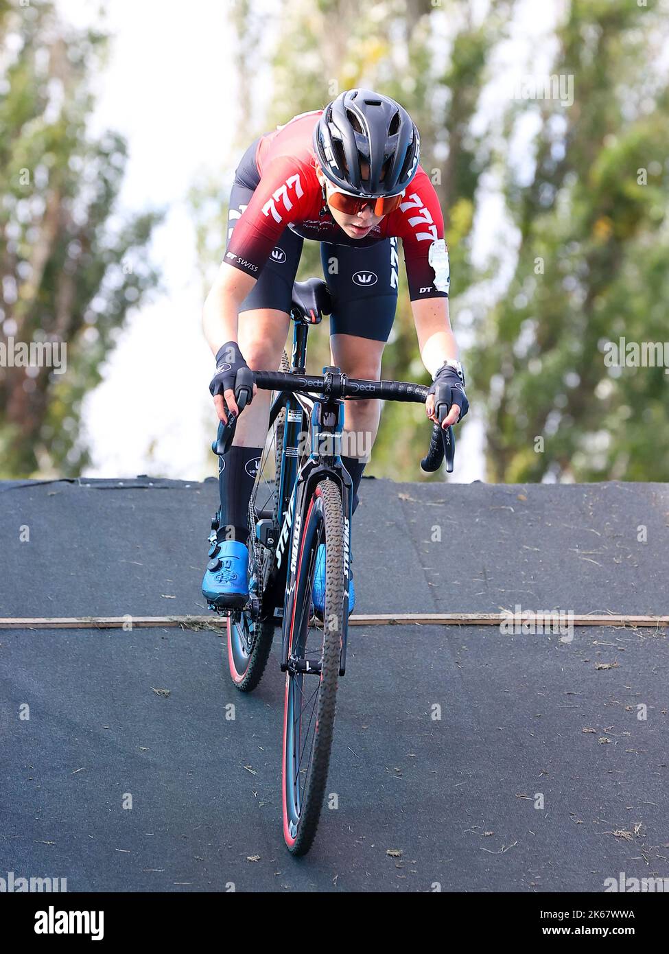 09.10.2022 Derby, England. Cyclocross. Anna Kay (777) on her way to ...