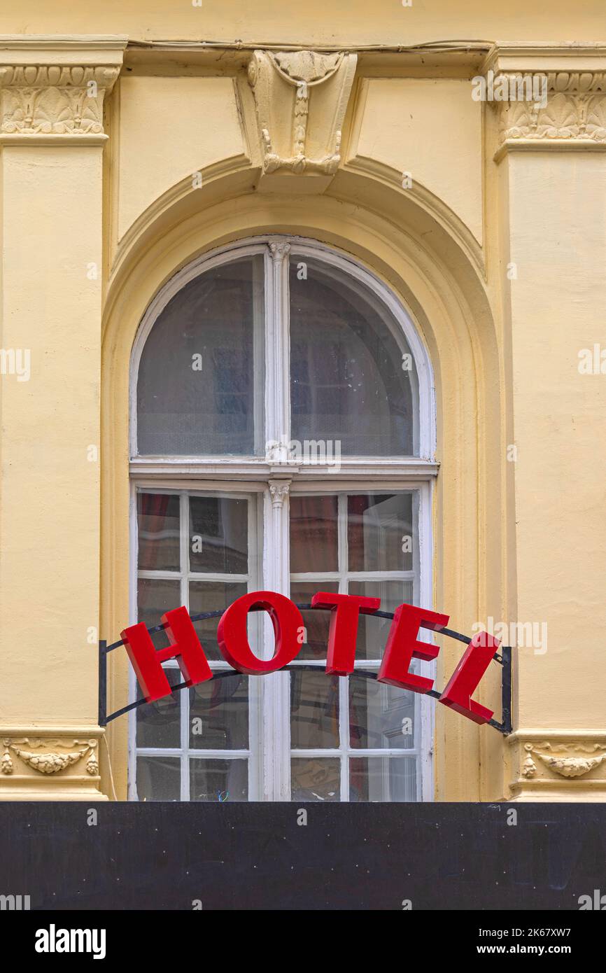 Red hotel sign hi-res stock photography and images - Alamy