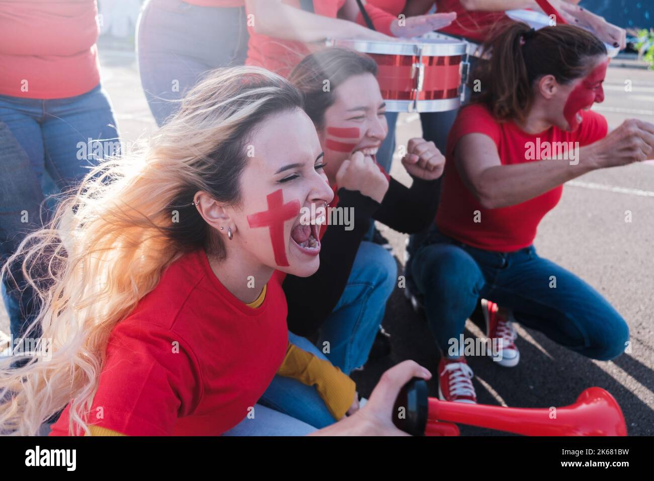 Young women cheering for team hi-res stock photography and images - Alamy