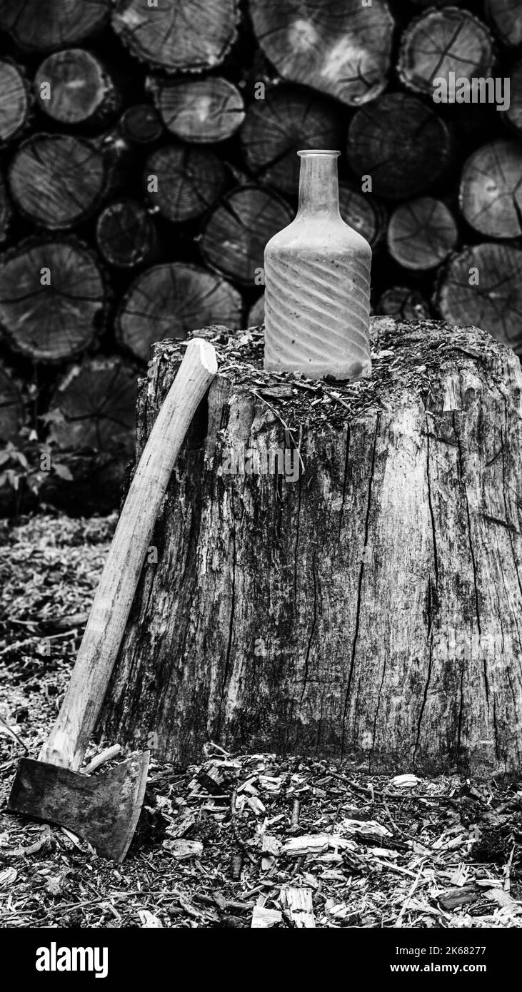 Felling wood with a splitting wedge and hammer Stock Photo - Alamy