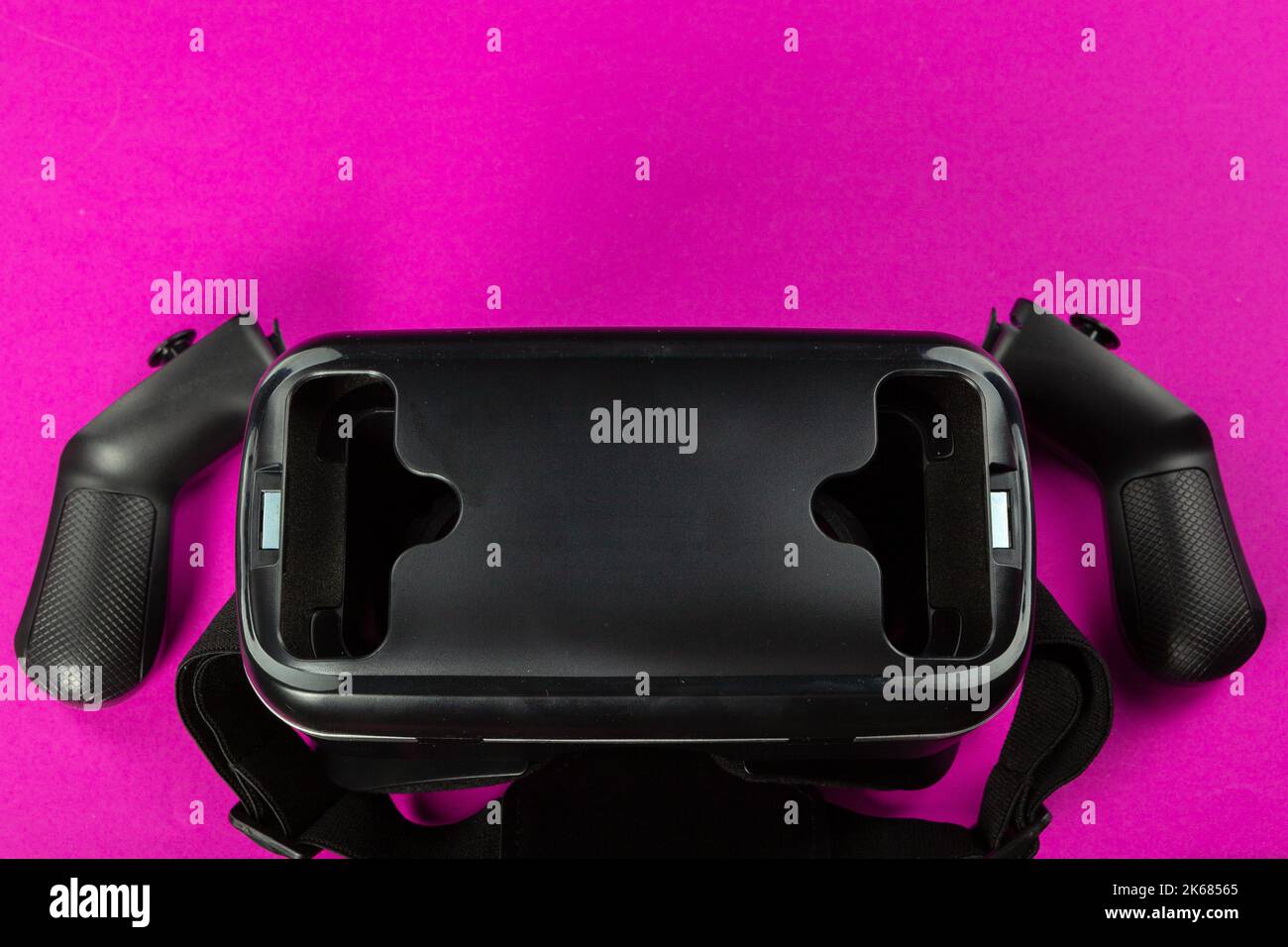 VR Headset on color table background Stock Photo - Alamy
