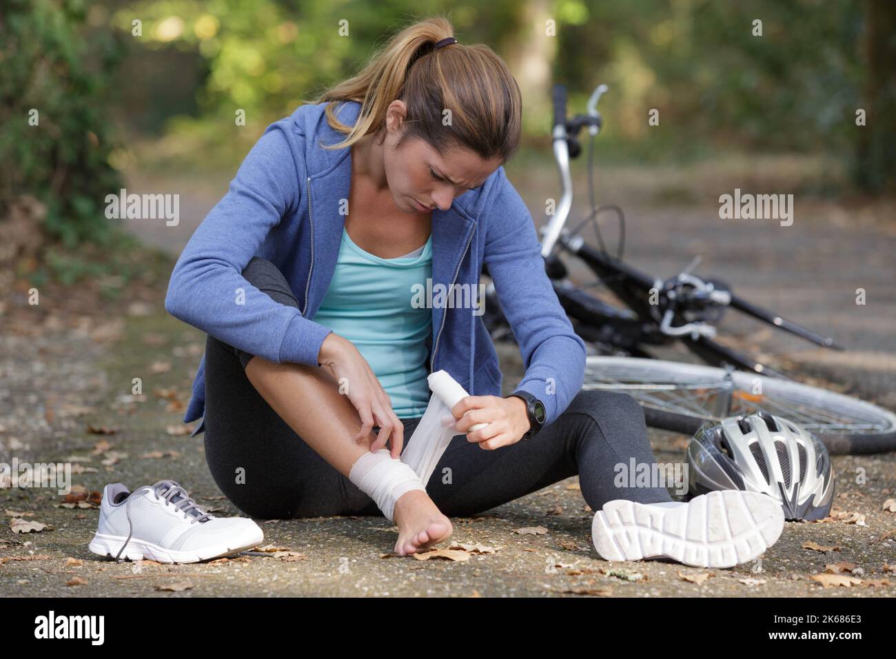 woman applying compression bandage on her head after injury Stock Photo ...