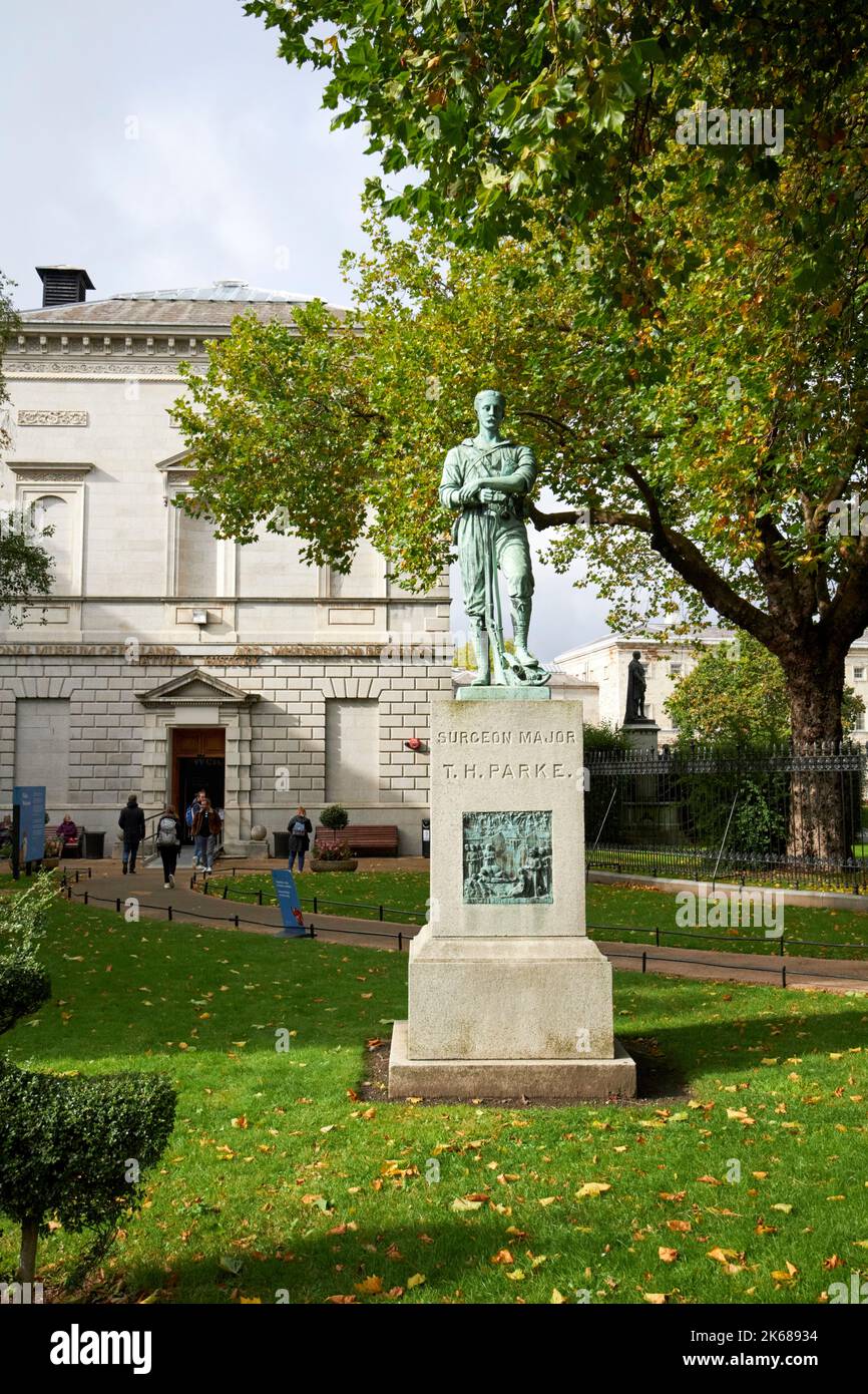 statue to surgeon major thomas heazle park on merrion street in front ...