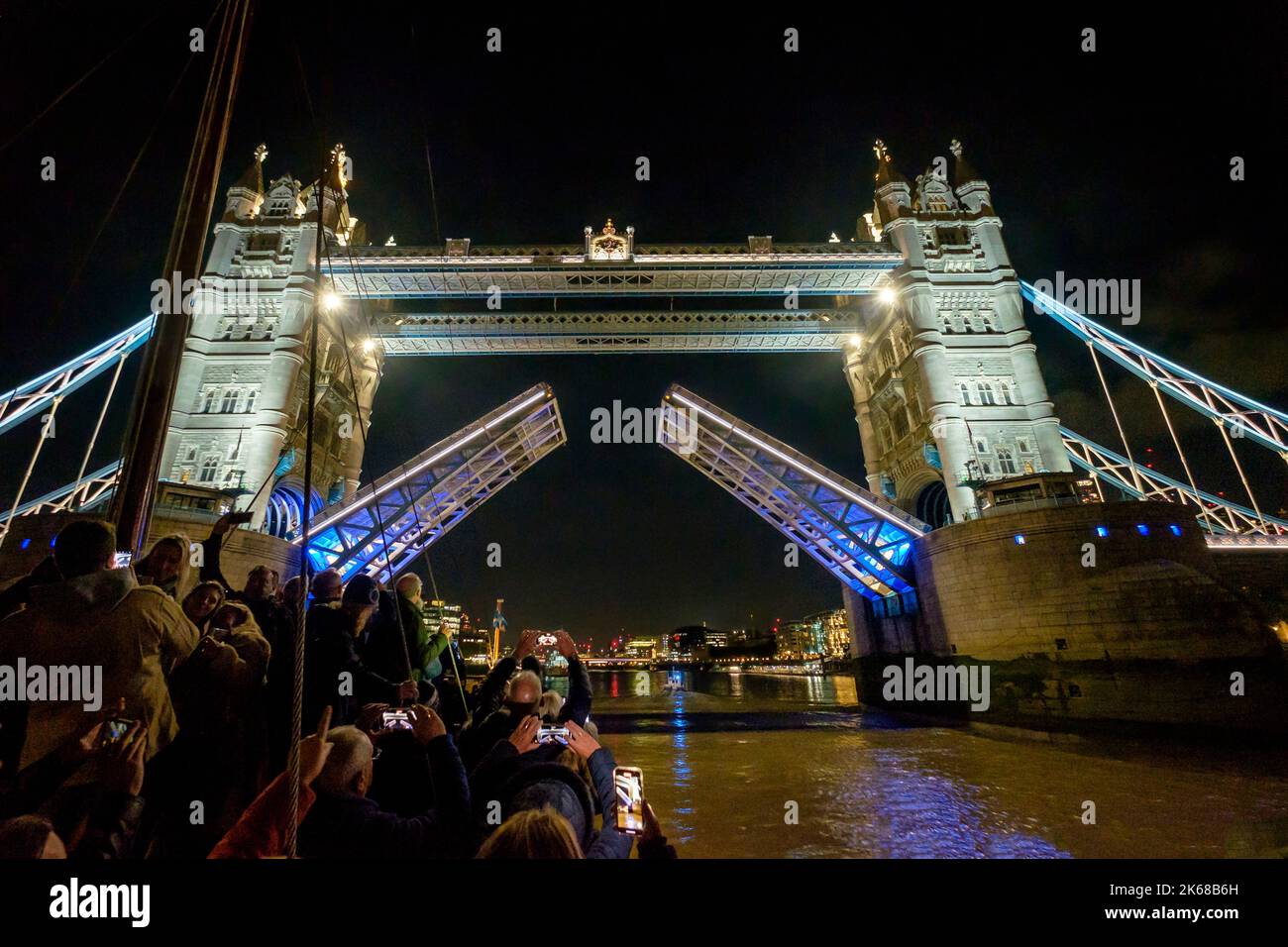 Passengers on the Paddle Steamer Waverley passing under Tower Bridge ...