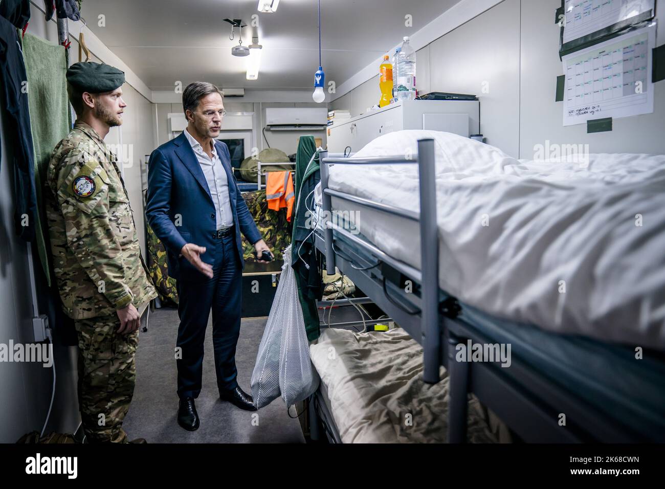 2022-10-12 17:52:52 CINCU - Prime Minister Mark Rutte is given a tour ...