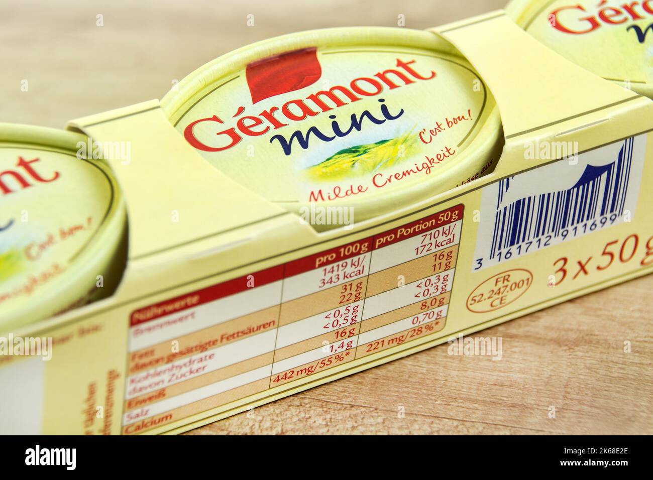 3 mini Käse Geramont mit Verpackung Stock Photo - Alamy