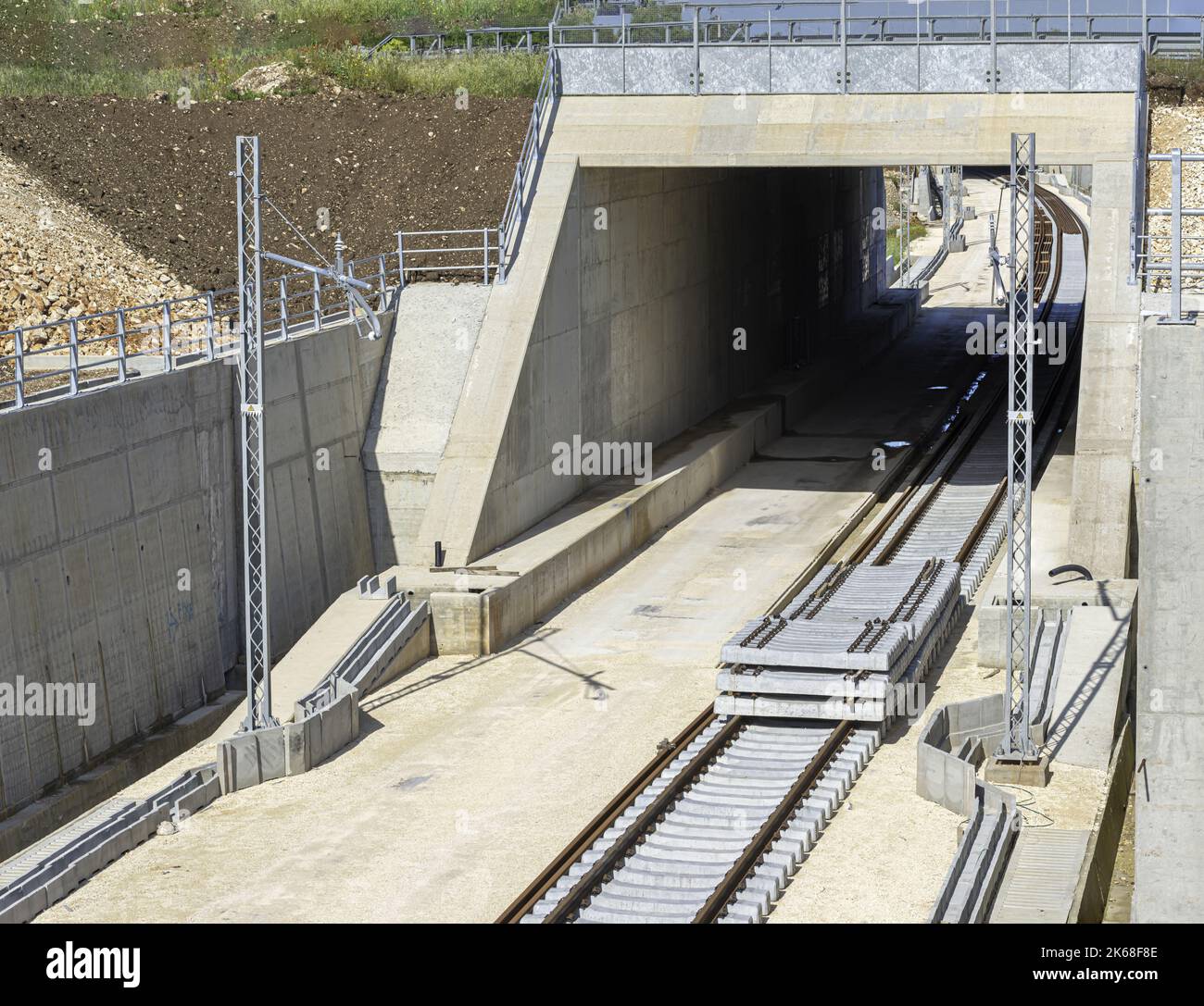 Underpass and tunnel for the construction of a new railway line. Detail ...