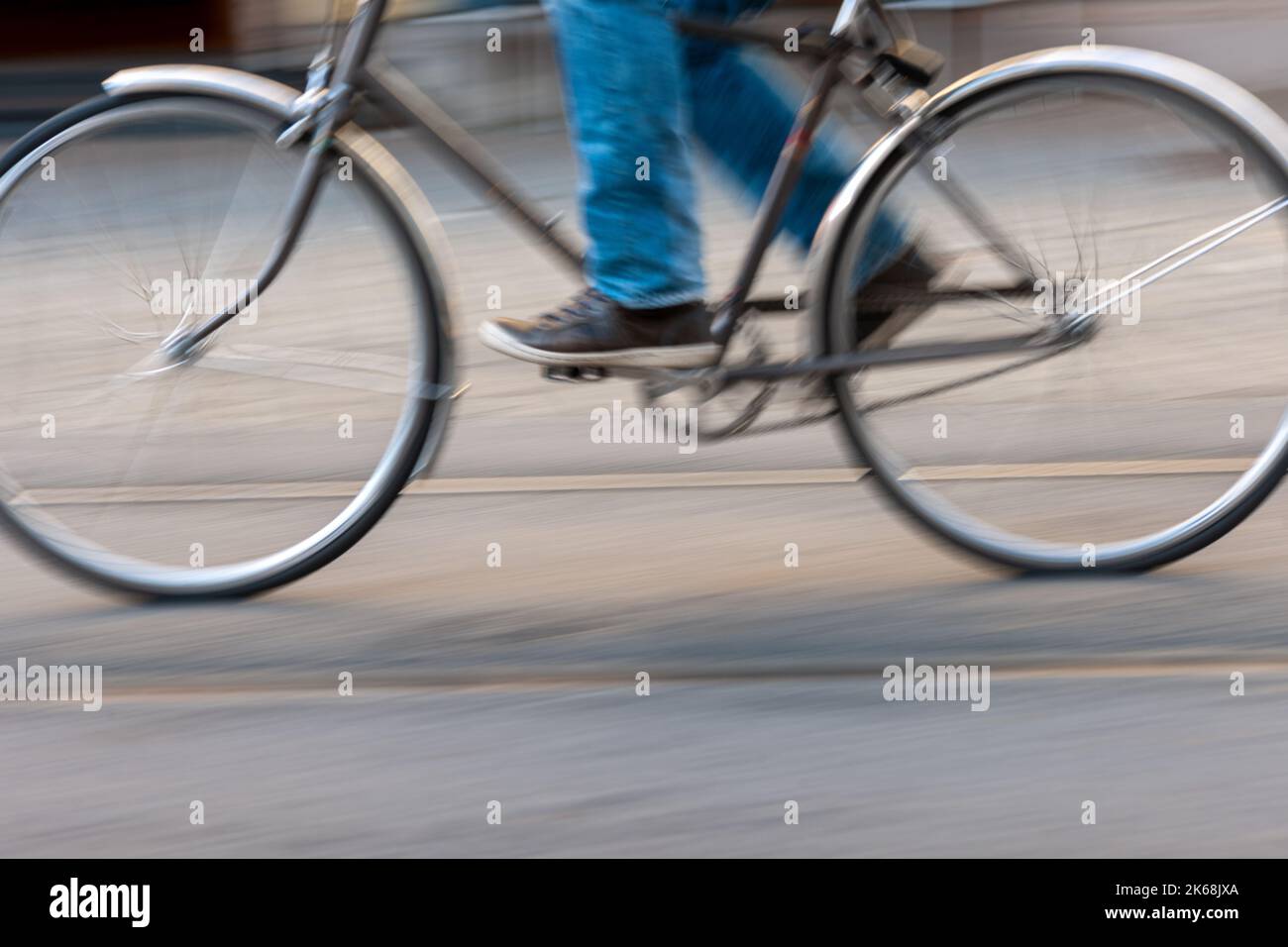 Motion cycle hi-res stock photography and images - Alamy