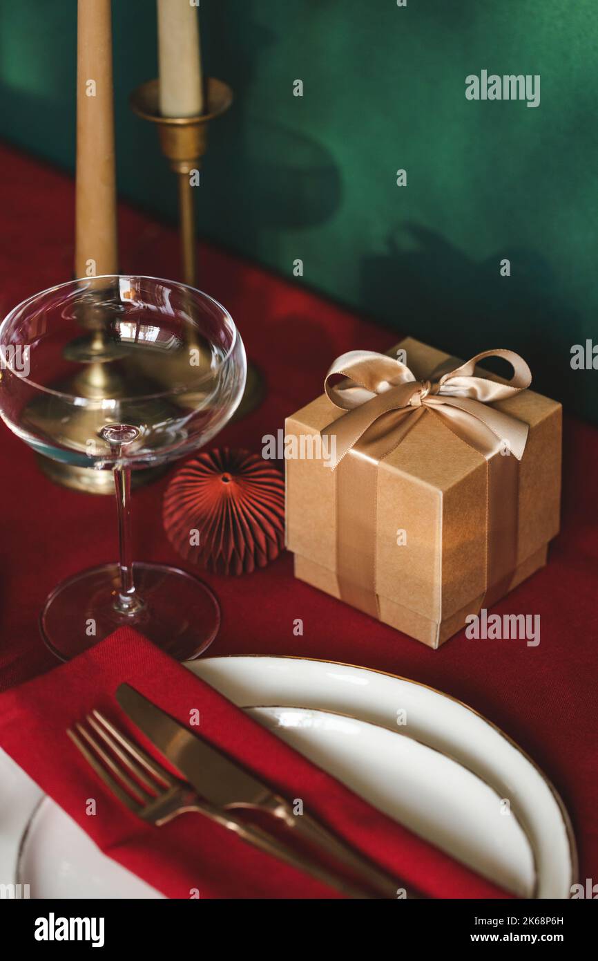 Christmas gift box dinner plate hi-res stock photography and images - Alamy