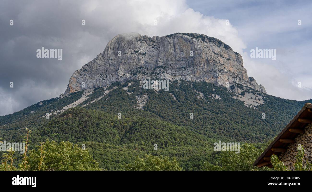 magnificent view of Spanish Pyrenees mountains with vertical limestone ...