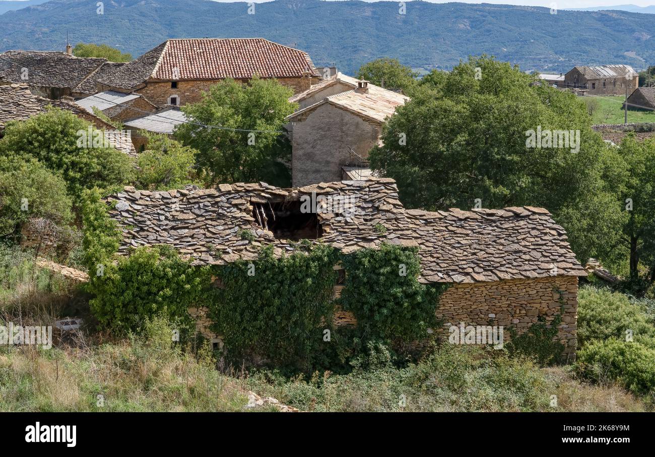 an old Spanish farm cottage with stone walls and stone roof tiles Stock ...