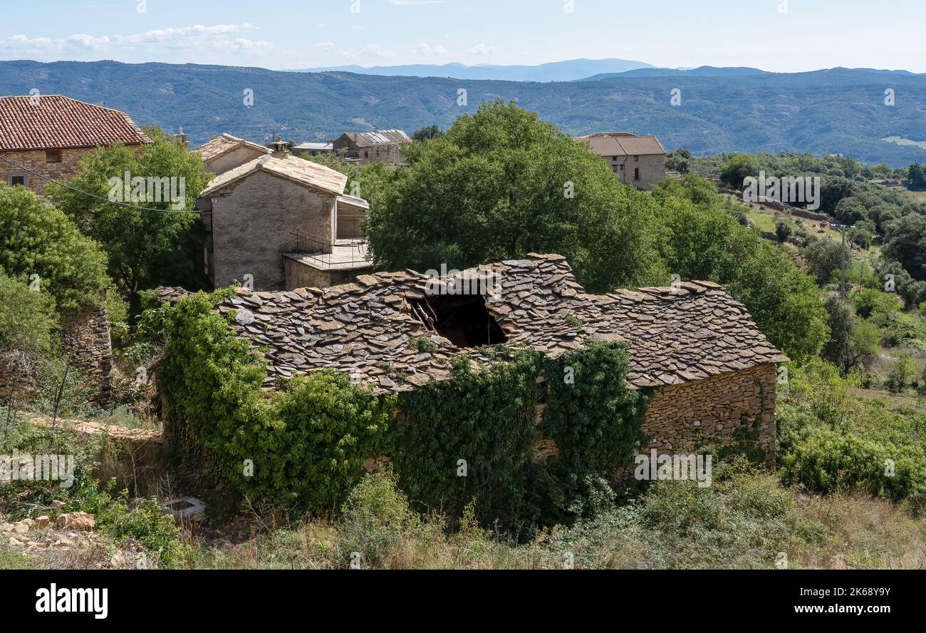 an old Spanish farm cottage with stone walls and stone roof tiles Stock ...