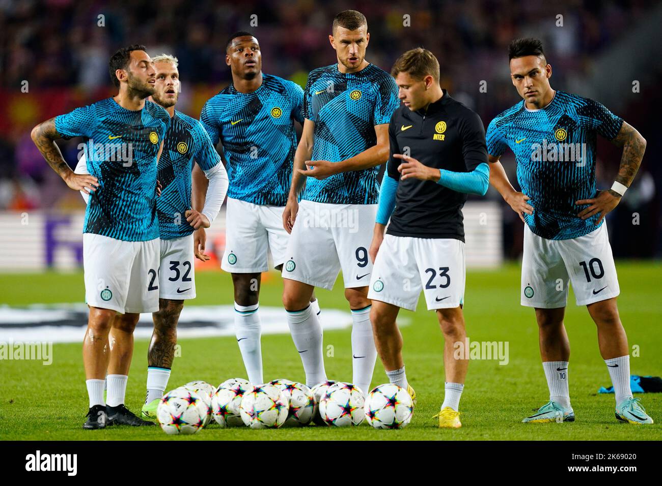 Barcelona, Spain. 12th Oct, 2022. Inter Milan players warm-up during ...