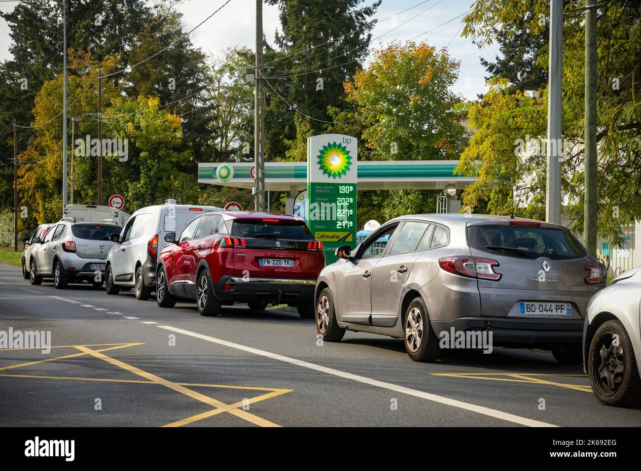 MENNECY - FRANCE - OCTOBER 2022: view of a gas station during refinery ...