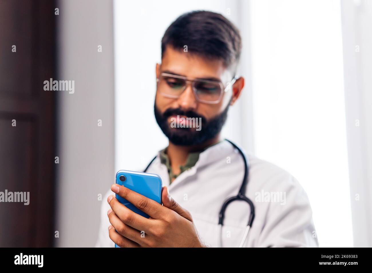 Patient using app symptoms hi-res stock photography and images - Alamy