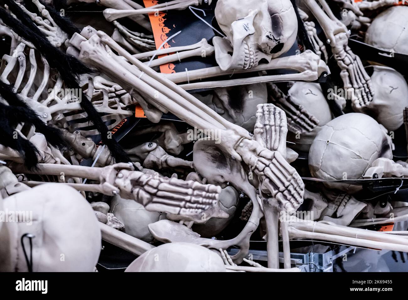 Plastic skeletons hi-res stock photography and images - Alamy