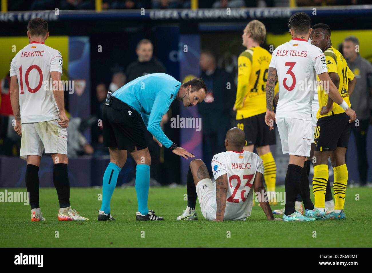 referee Srdjan JOVANOVIC (SRB) speaks with MARCAO (SEV), football ...