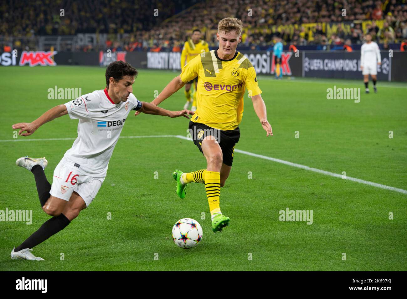 Jesus NAVAS (SEV) versus Tom ROTHE (DO), action, duels, soccer ...