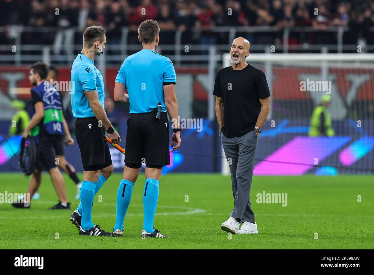 Stefano Pioli Head Coach of AC Milan protests with Referee Daniel ...