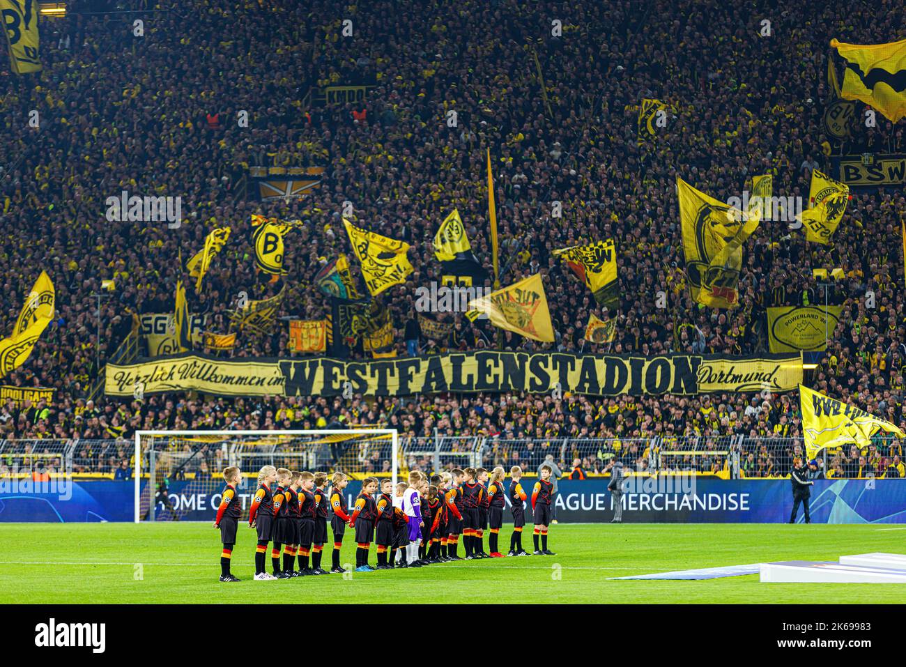 Signal iduna park yellow wall hi-res stock photography and images - Alamy