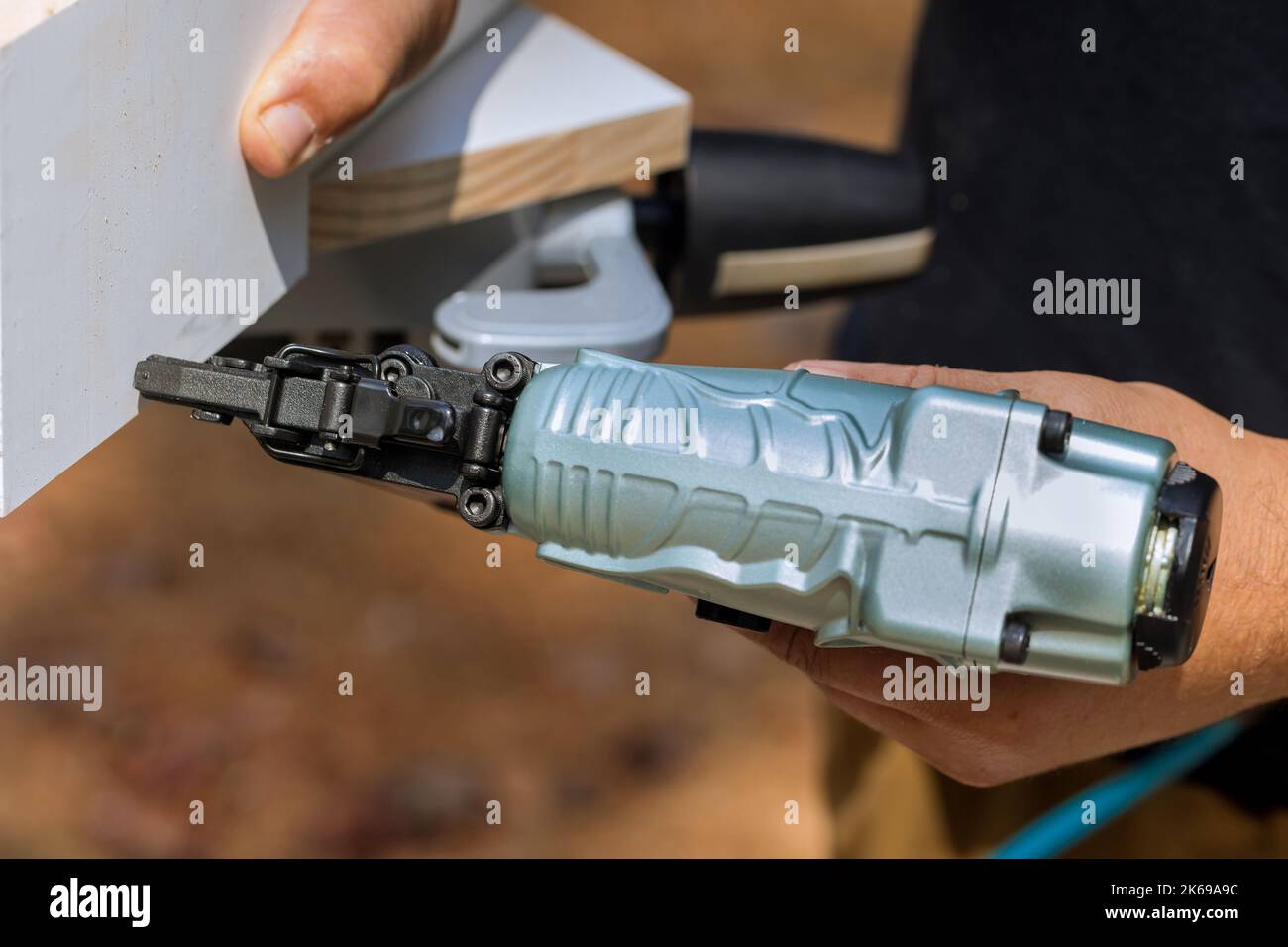 Assembly for wood boards is connected with nails using pneumatic air ...