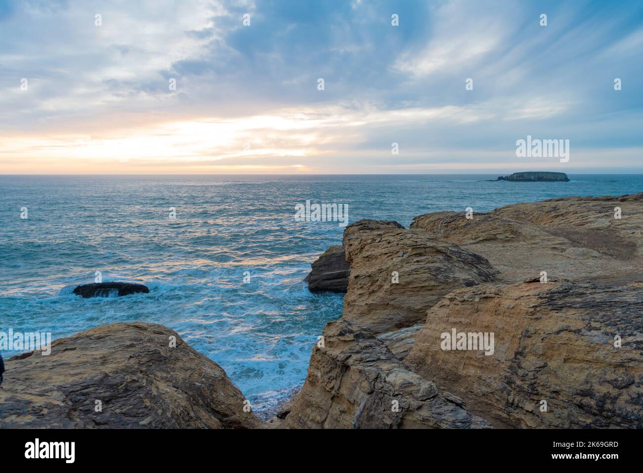 sunrise sky with sea water and cliff in oregon Stock Photo - Alamy