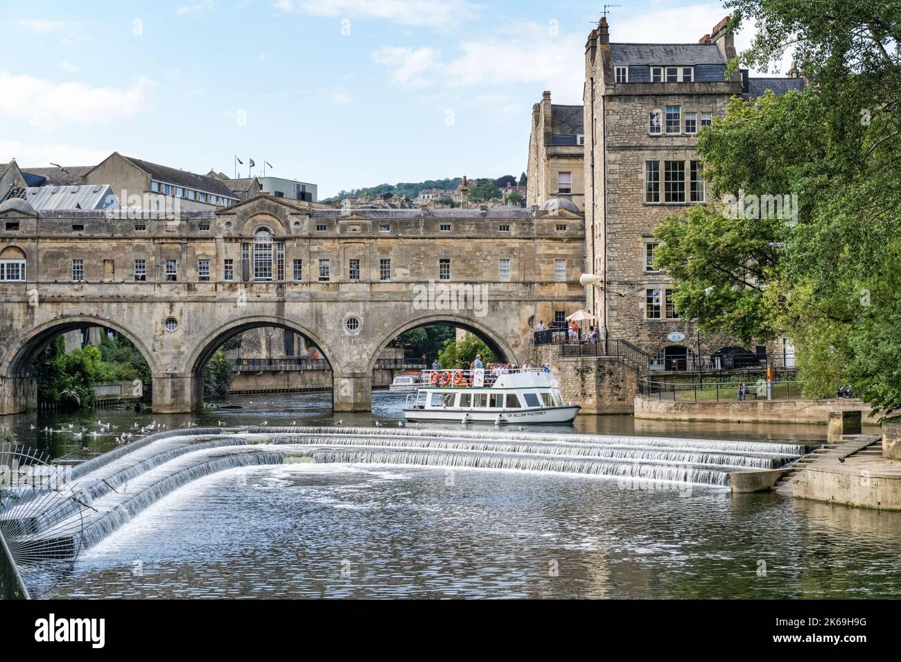 Pulteney Bridge and Pulteney Weir on the River Avon in Bath, Somerset ...