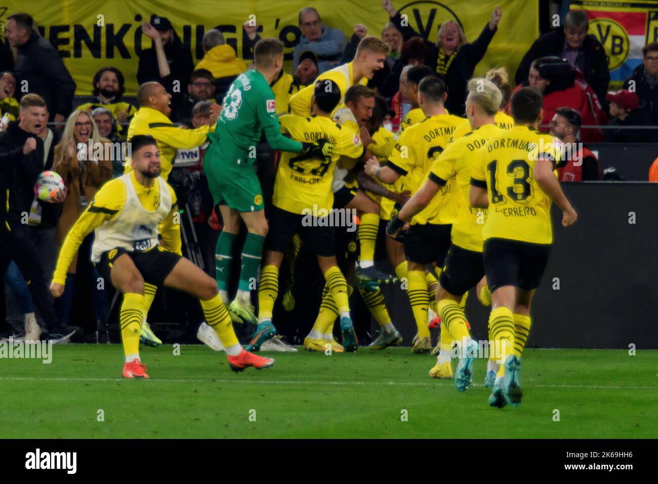 jubilationtraube of the Dortmund players after the goal to equalize 2:2 ...