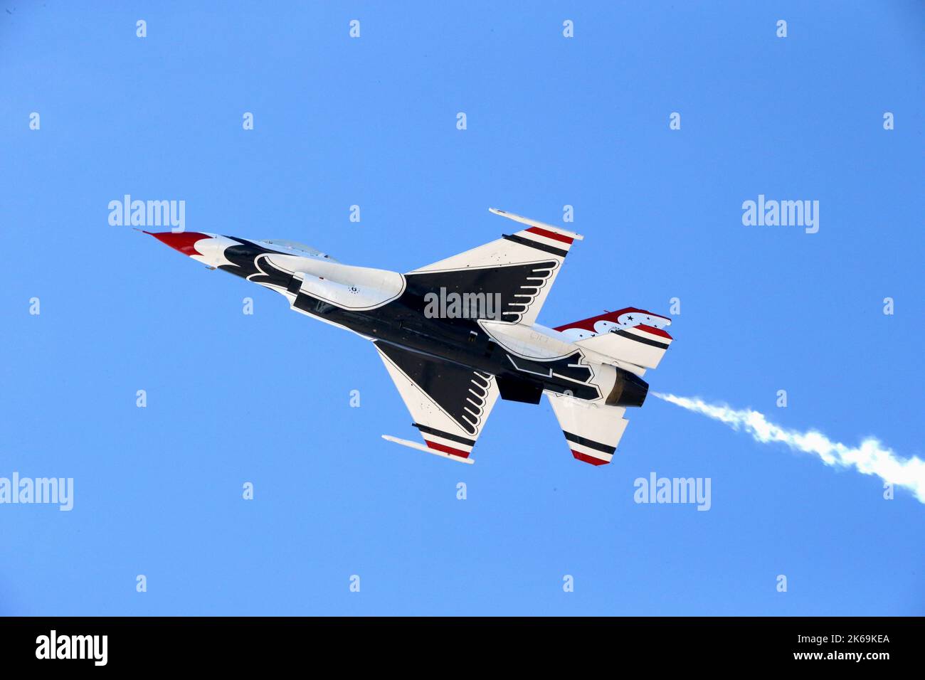 A fighting falcon in flight at the annual Pacific Airshow event Stock ...