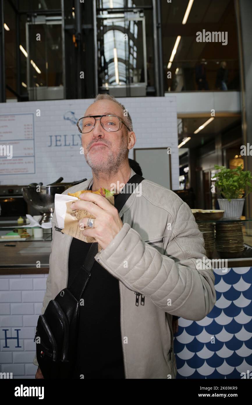 Nik Breidenbach bei der Eröffnung der Jellyfish-Bude - Fischbrötchen ...