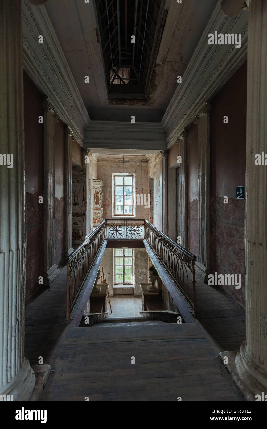 Old majestic abandoned historical mansion Znamenskoye-Rayok, inside ...