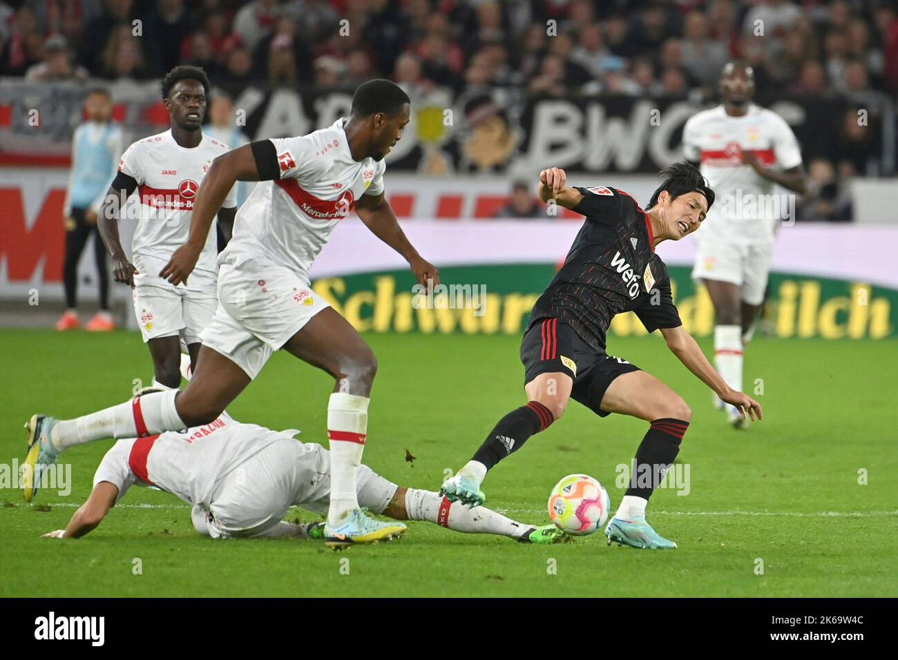 Stuttgart, Deutschland. 09th Oct, 2022. From right: Genki HARAGUCHI (Union Berlin), Dan Axel ...
