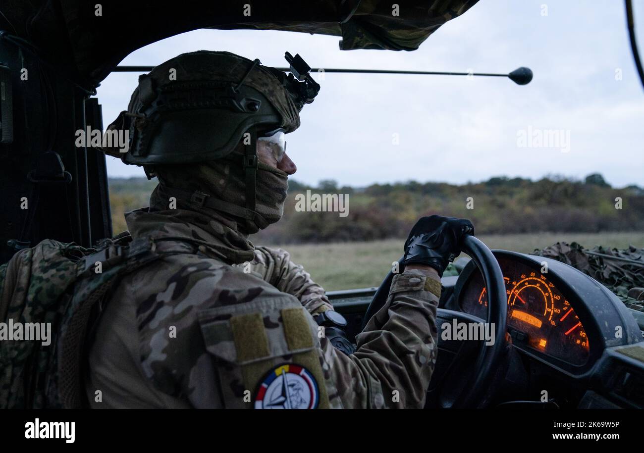 2022-10-12 17:45:02 CINCU - Dutch soldiers drive a force protection ...