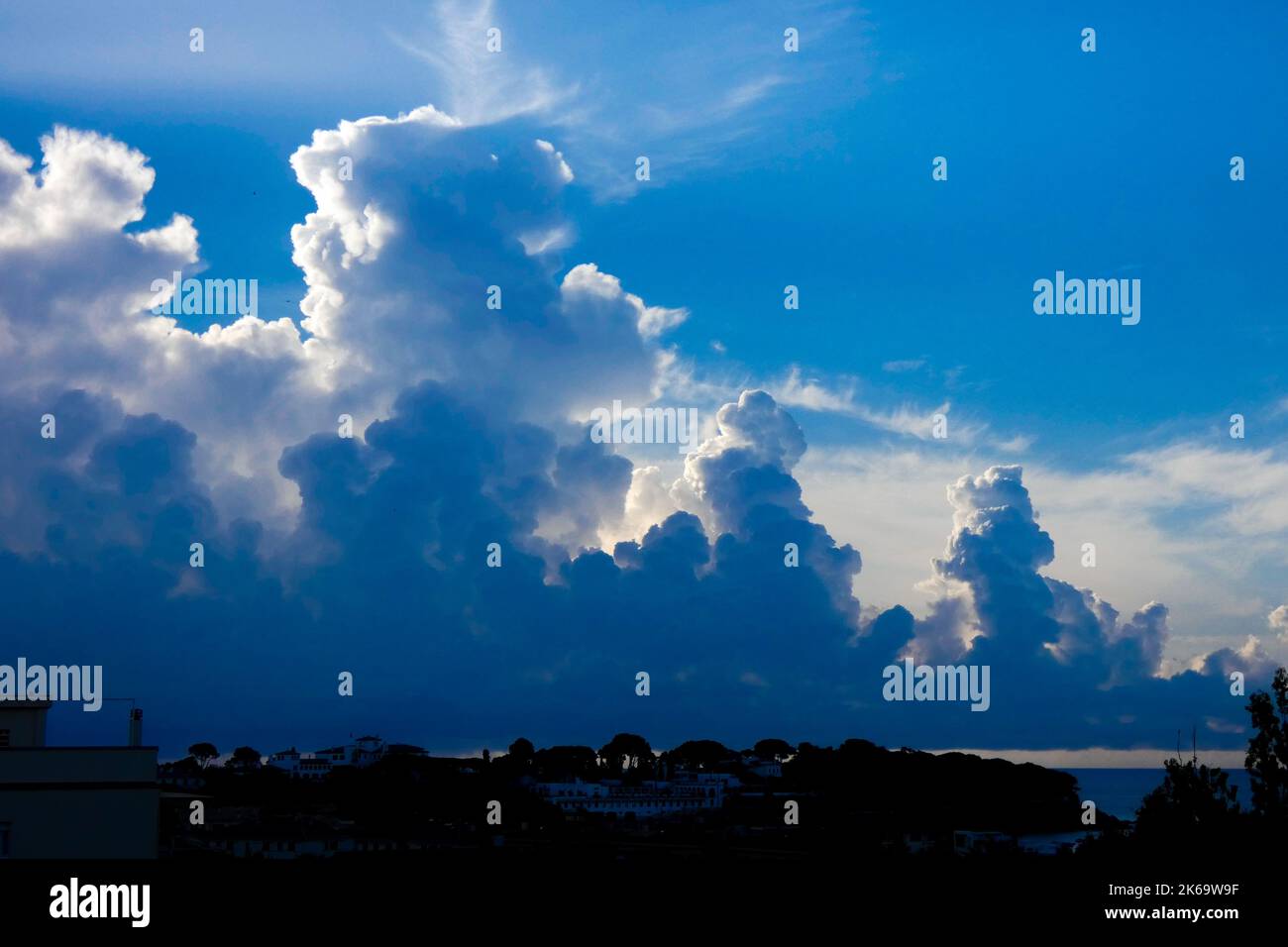 Storm clouds building up to dump rain Stock Photo - Alamy
