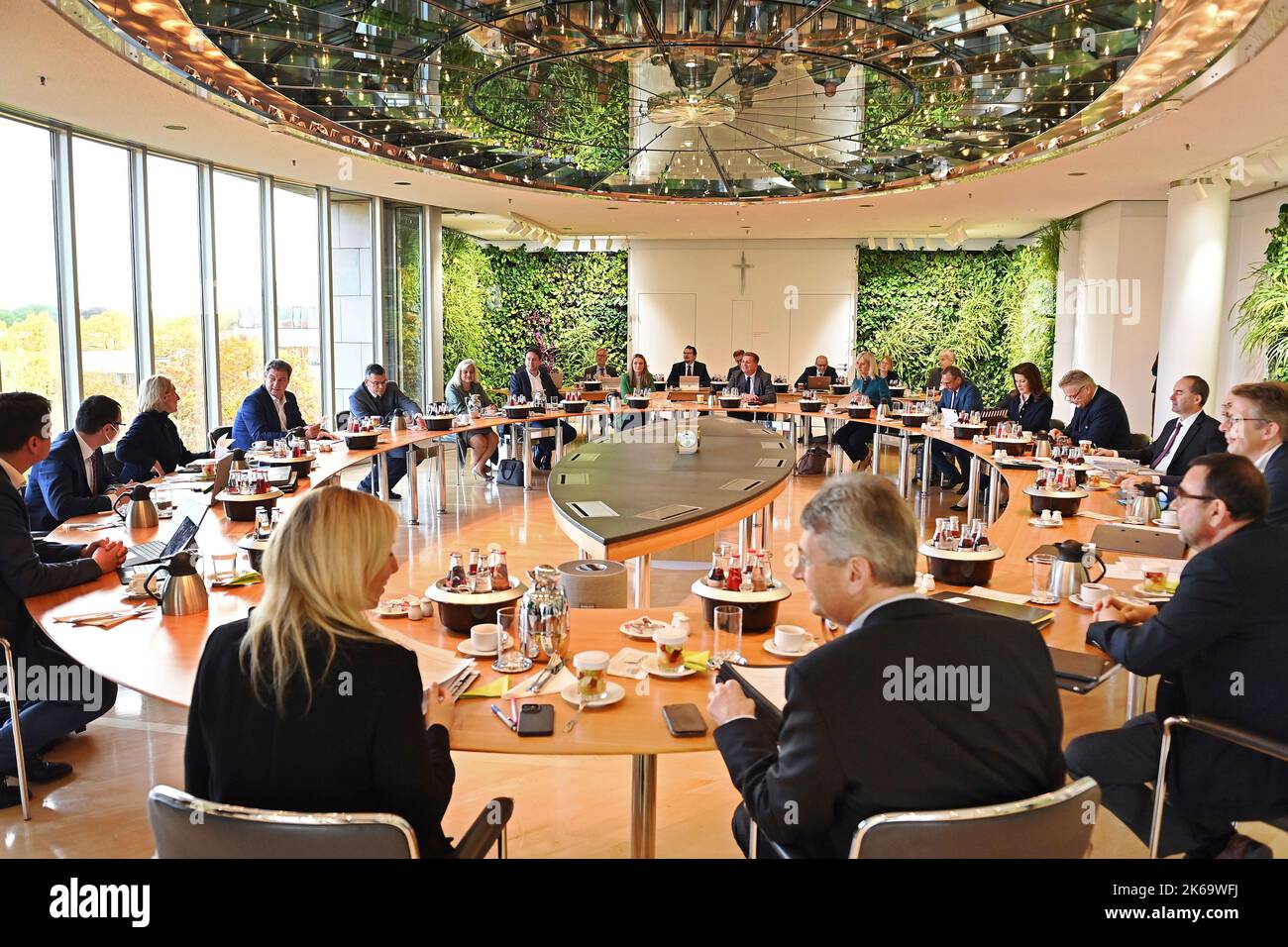 Politicians on cabinet table hi-res stock photography and images - Alamy