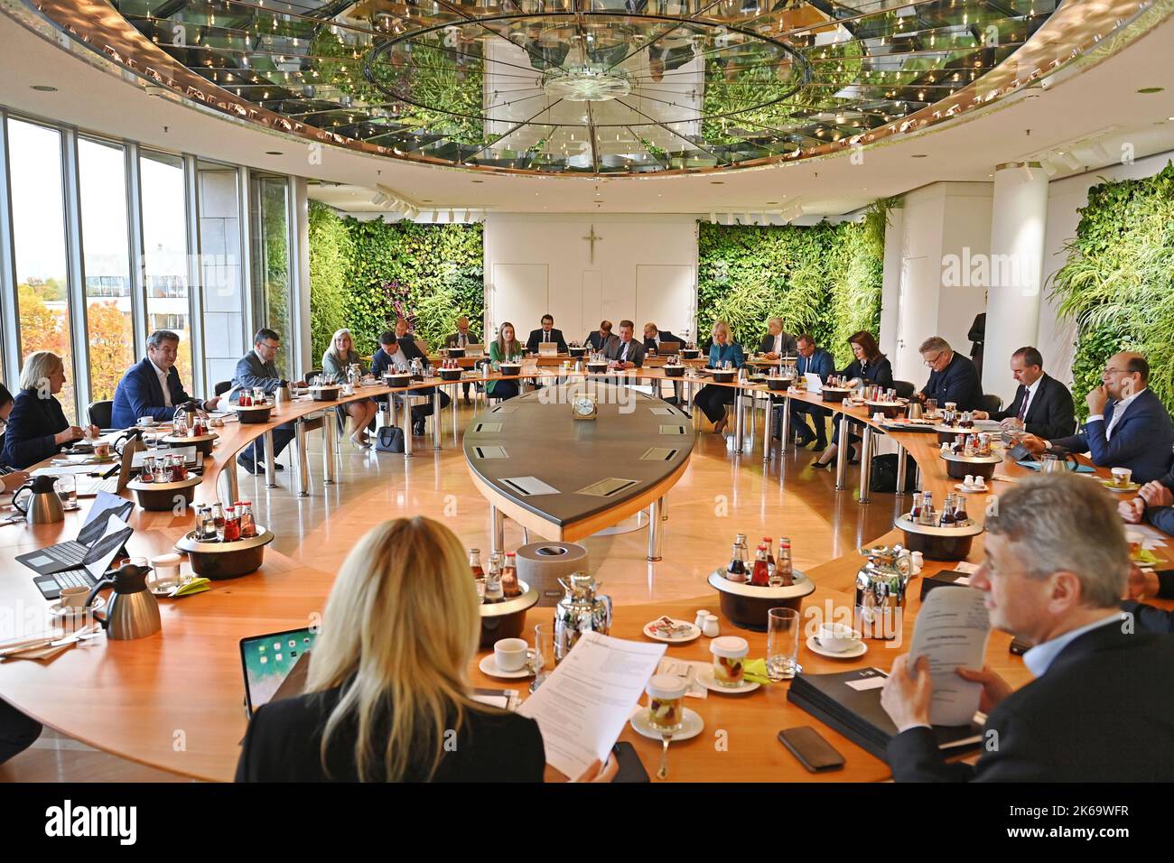 Overview government table hi-res stock photography and images - Alamy