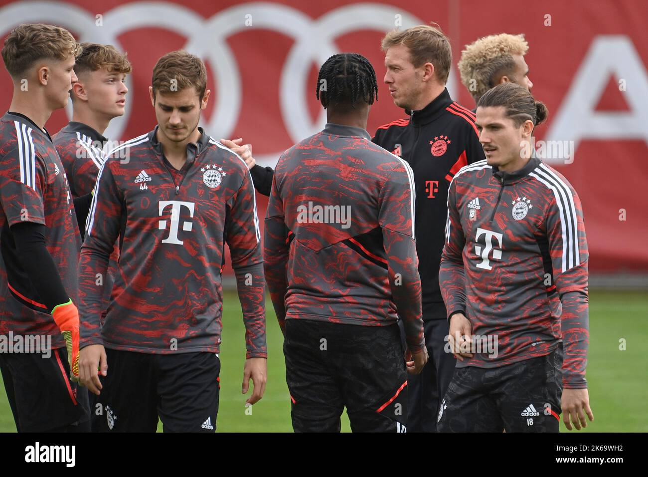 Munich, Deutschland. 11th Oct, 2022. coach Julian NAGELSMANN (FC Bayern Munich) welcomes his ...