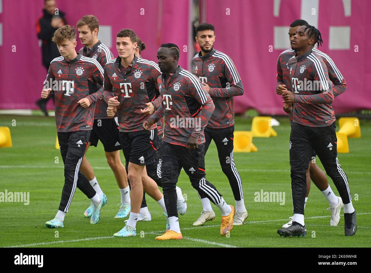 Munich, Deutschland. 11th Oct, 2022. From left: Paul WANNER (FC Bayern Munich), Josip STANISIC ...