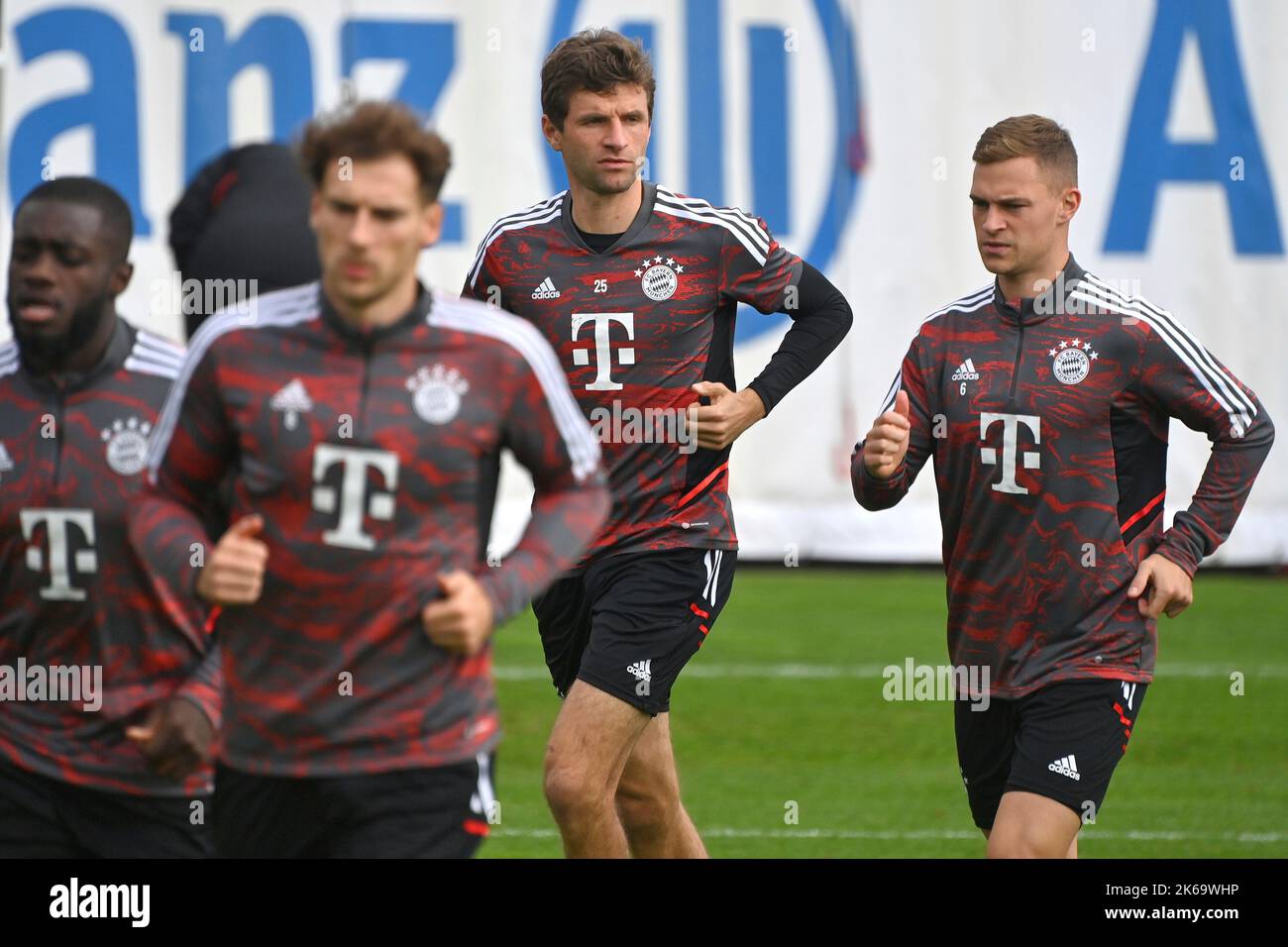 Munich, Deutschland. 11th Oct, 2022. v.re:Joshua KIMMICH (FC Bayern Munich), Thomas MUELLER (M ...