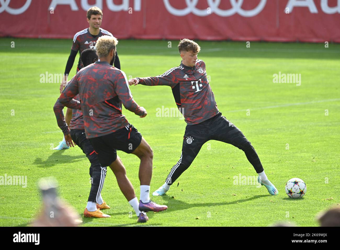 Munich, Deutschland. 11th Oct, 2022. Paul WANNER (FC Bayern Munich) on the ball, action. left ...